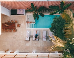 Piscina externa, espreguiçadeiras
