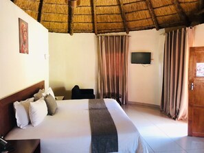 Quarto standard, vista para o jardim | Escrivaninha, espaço de trabalho para notebook