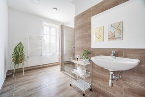 Apartamento Premier | Casa de banho | Chinelos 