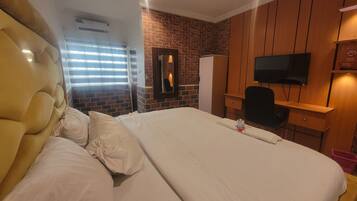 Quarto Standard | Secretária, secretária adequada para computadores portáteis