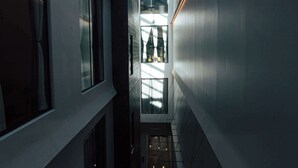 Um edifício moderno com um átrio de vidro, permitindo a entrada de luz natural.