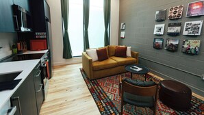 Uma sala de estar moderna com um sofá, uma mesinha e um tapete estampado.