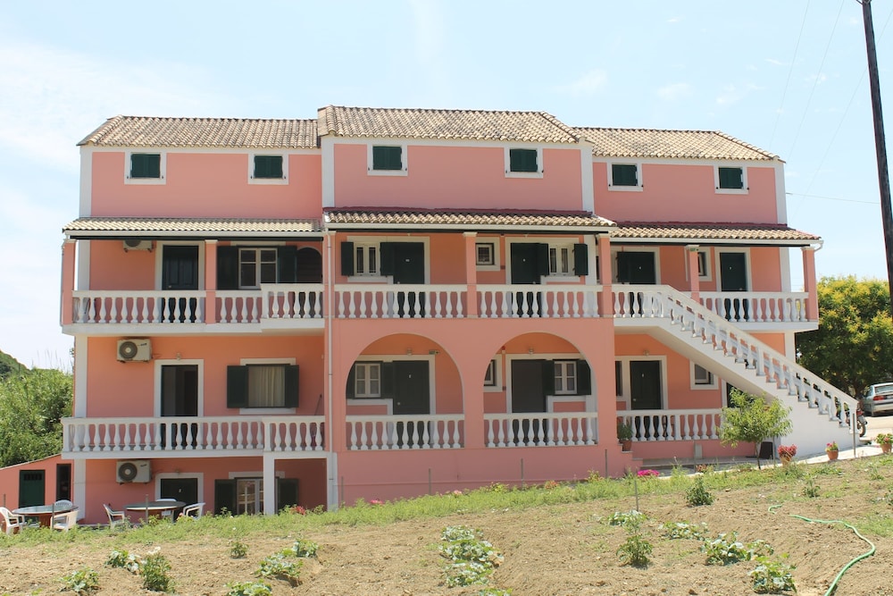 Pink House Socrates Corfu Beachside Apartments - Corfou