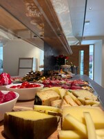 Café da manhã com buffet grátis todos os dias