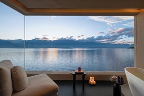 Quarto Duplo de Luxo, vista para o oceano | Cofre no quarto, secretária 