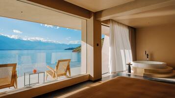 Quarto Duplo de Luxo, varanda, vista para o oceano | Cofre no quarto, secretária