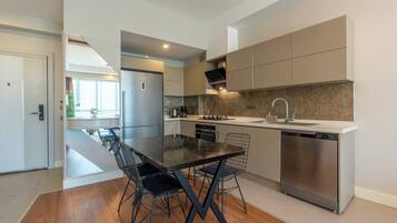 Apartamento de Luxo em Condomínio Fechado, 1 quarto, aceitam-se animais de estimação, junto à praia | Sala de jantar