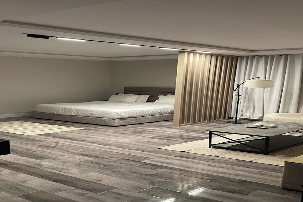 LP121.5H Cozy 1-bedroom studio in peaceful Riyadh with AC Reviews ...