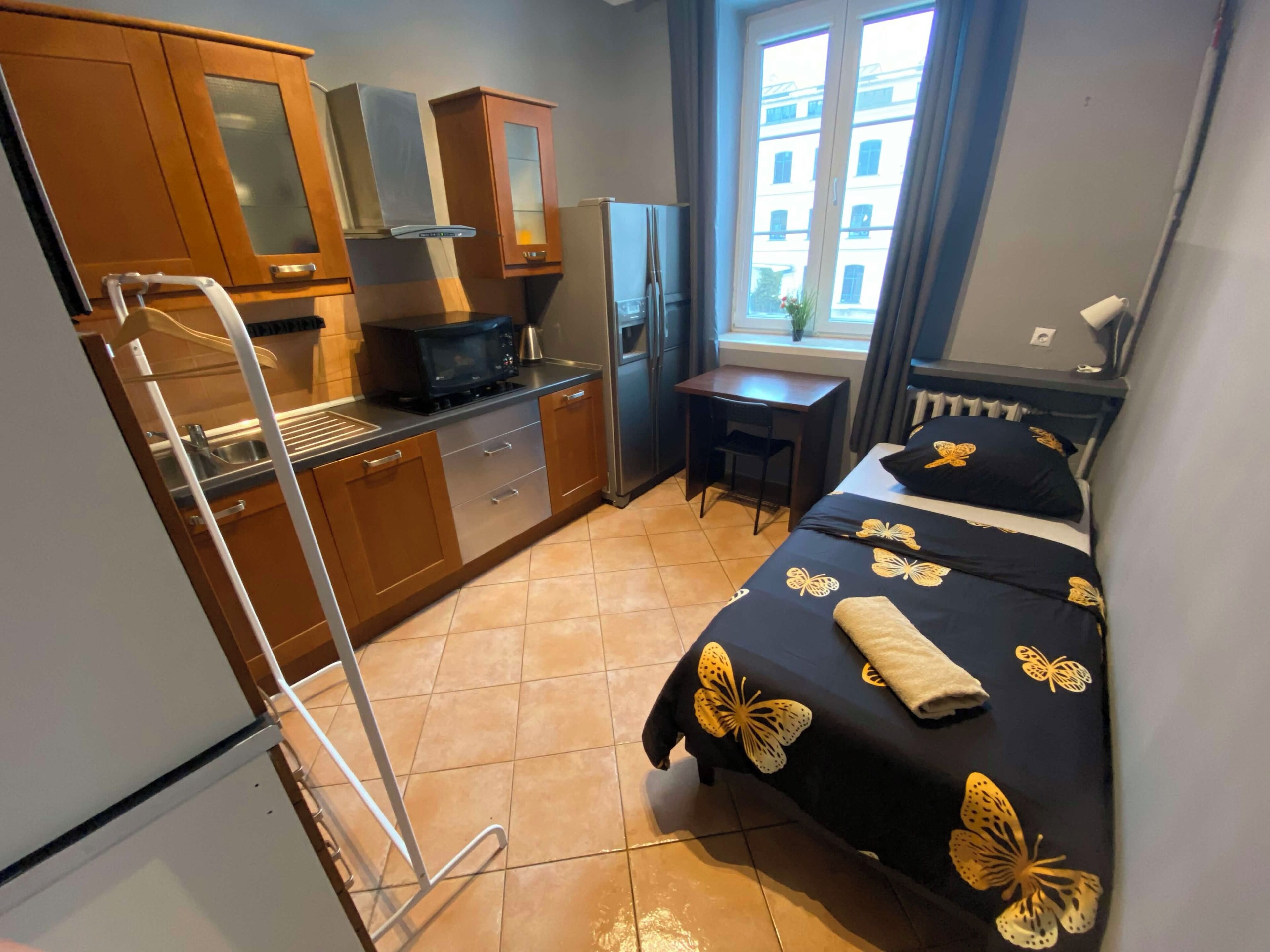 Quarto Clássico, 1 cama individual | Secretária, secretária adequada para computadores portáteis 