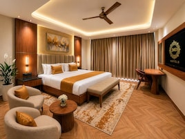 Superior Room with City View | Lençóis de algodão egípcio, roupa de alta qualidade, minibar