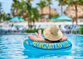 2 piscinas externas, barracas, guarda-sóis
