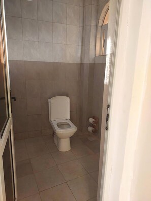 Quarto solteiro luxo | Banheiro | Chuveiro, chinelos, toalhas de banho, sabonete