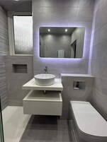 Quarto Duplo Deluxe | Casa de banho | Um polibã, artigos de higiene pessoal grátis, roupões, chinelos