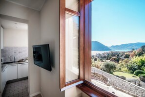 Apartamento, vista para o lago | Cozinha privada | Geladeira grande, fogão, cooktop, lava-louças