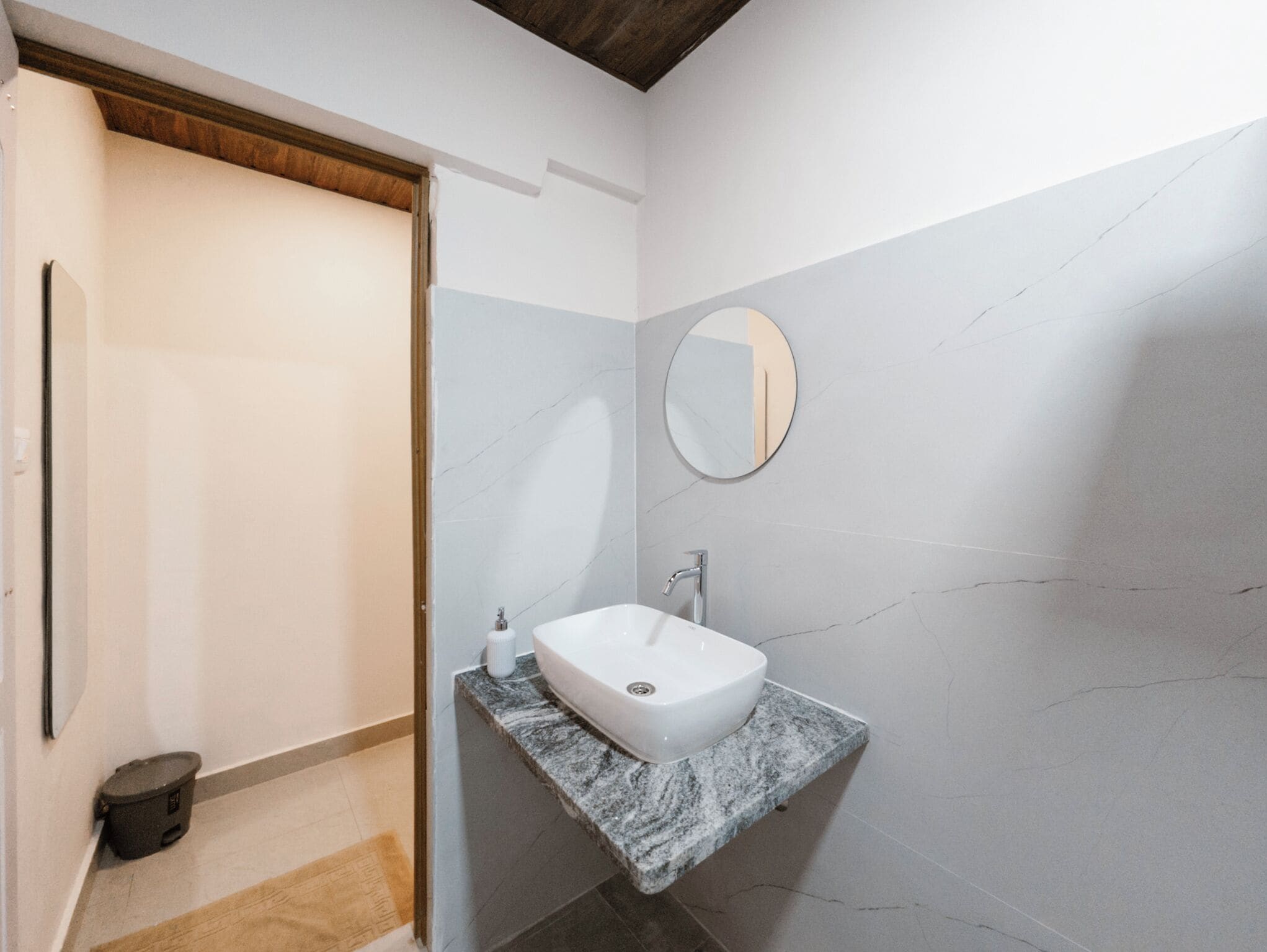 Quarto Duplo Deluxe, vista para o jardim | Casa de banho | Um polibã, toalhas fornecidas, champô, papel higiénico 