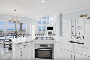 Casa, várias camas (USA Beach House) | Cozinha privada | Um forno, uma torradeira 