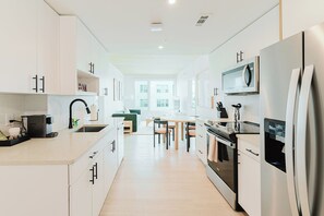 Suite, 2 quartos | Cozinha privada | Um frigorífico/congelador grande, um micro-ondas, um forno 