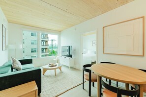 Suite, 2 quartos | Sala de estar | Smart TV de 32 polegadas com canais digitais 