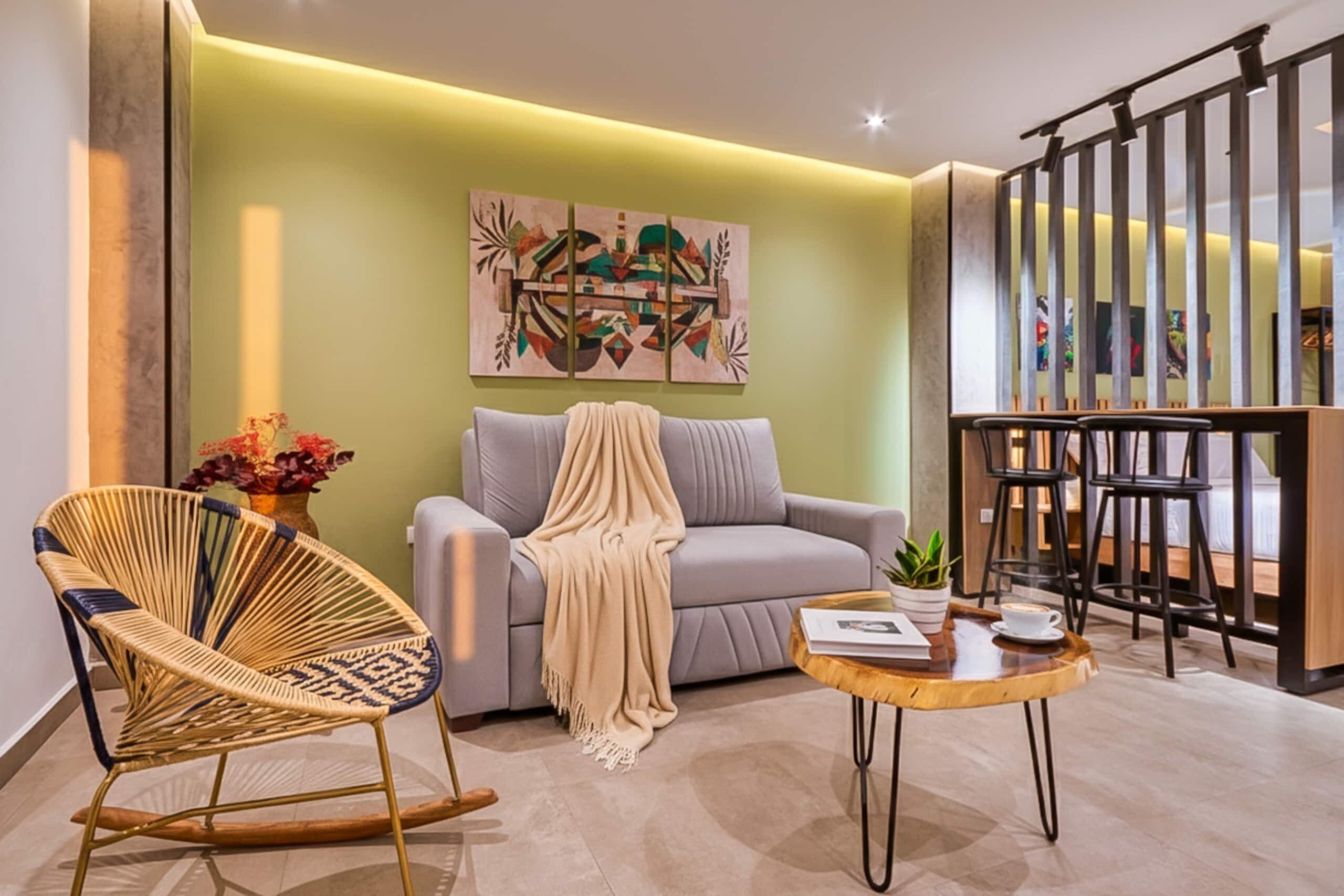 Uma sala de estar moderna com um sofá, uma poltrona de balanço, uma mesa de centro e um quadro na parede.