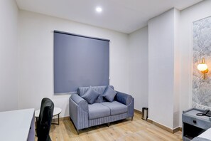 Quarto casal luxo, vista para a cidade | Quartos à prova de som, ferros/tábuas de passar roupa, Wi-Fi de cortesia