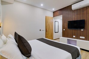 Quarto casal luxo, vista para a cidade | Ferros/tábuas de passar roupa, Wi-Fi de cortesia