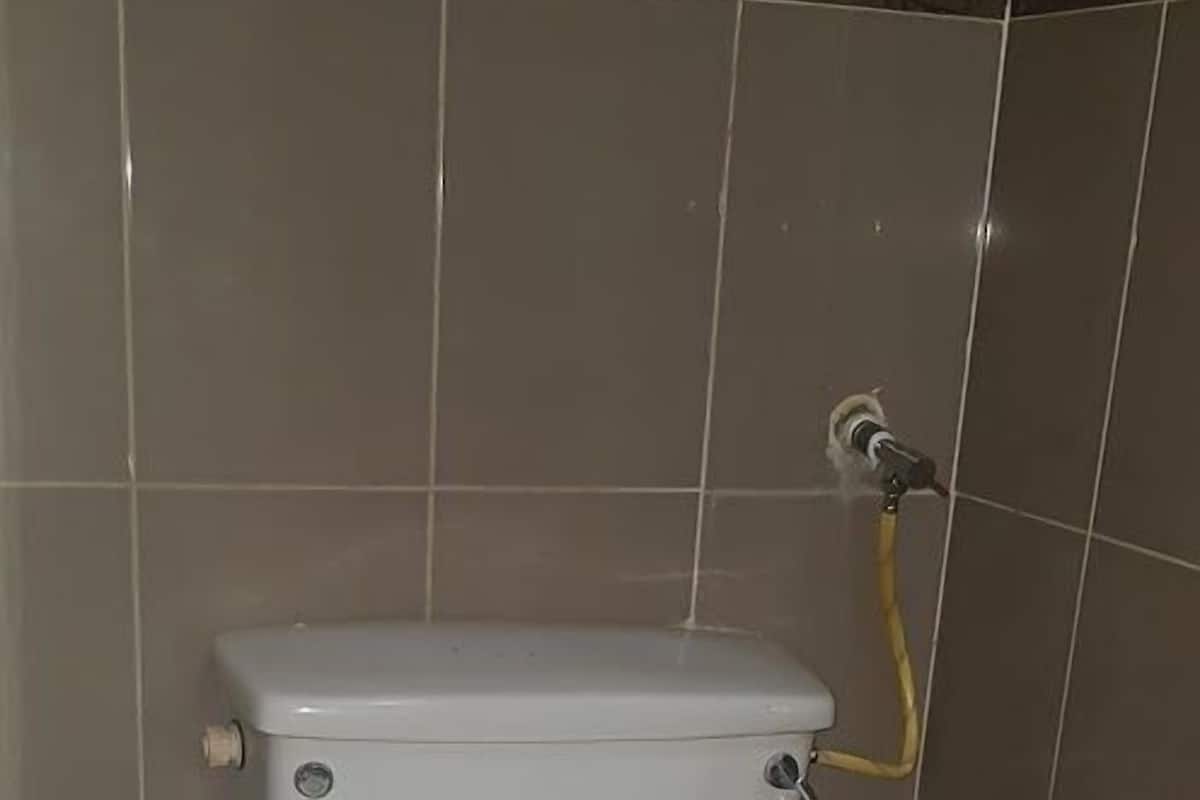 Chuveiro, chinelos, toalhas de banho, sabonete