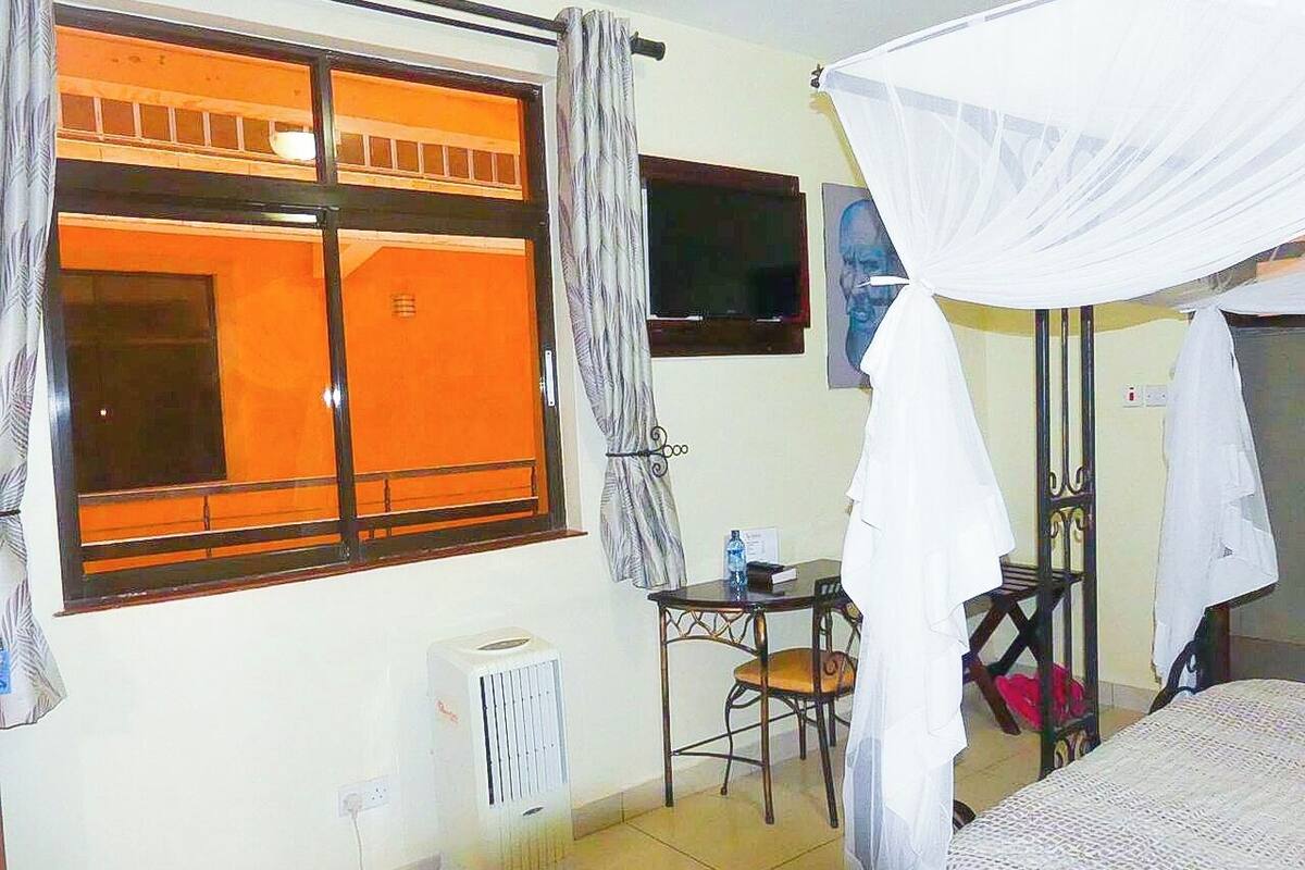 Quarto casal standard | Wi-Fi de cortesia, roupa de cama