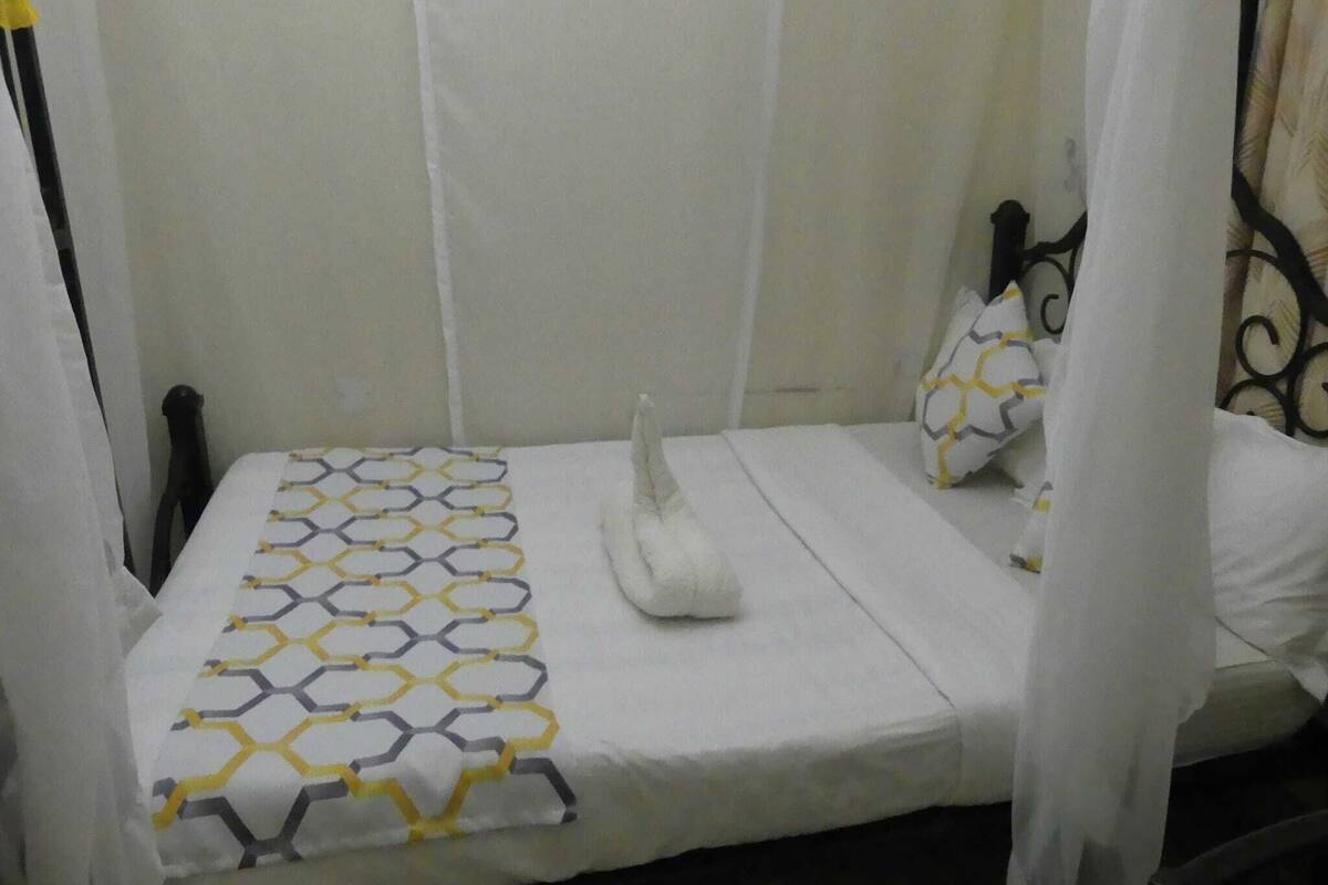 Quarto casal luxo | Wi-Fi de cortesia, roupa de cama