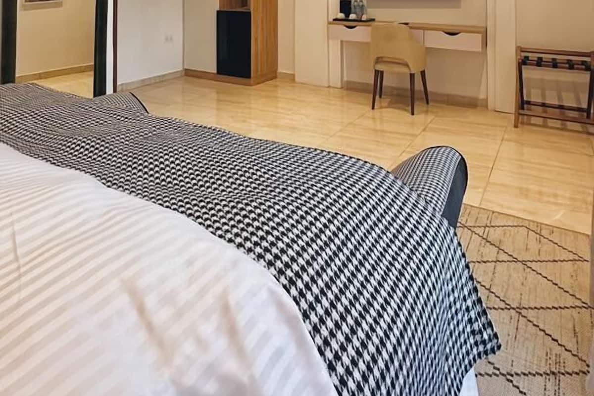 Quarto Individual Comfort | Cofre no quarto, secretária