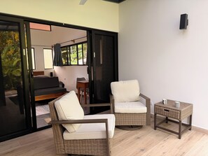 Suíte estúdio conforto, varanda, vista para o jardim | Área de estar