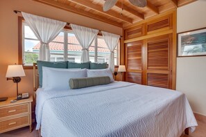 Suíte luxo, cozinha americana, vista para a piscina | Cofres nos quartos, Wi-Fi de cortesia