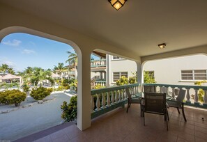 Suíte superluxo, vista para a piscina | Terraço/pátio