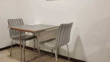 Cofre no quarto, secretária adequada para computadores portáteis