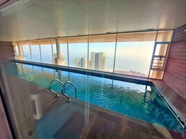 Apartamento Básico | Piscina | Piscina interior, piscina exterior sazonal 