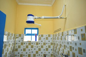 Apartamento Deluxe | Casa de banho | Um polibã, artigos de higiene pessoal grátis, chinelos 