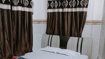 Quarto casal luxo, sacada, vista para a cidade | Ferros/tábuas de passar roupa, Wi-Fi de cortesia