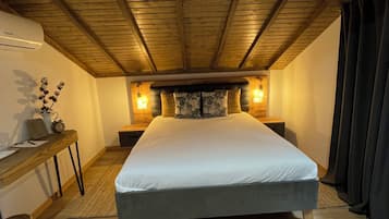 Quarto casal conforto, vista para a cidade | Wi-Fi de cortesia, roupa de cama