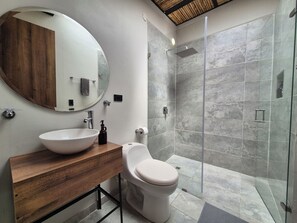 Quarto Twin Comfort | Casa de banho | Um polibã, toalhas fornecidas, sabão, champô 