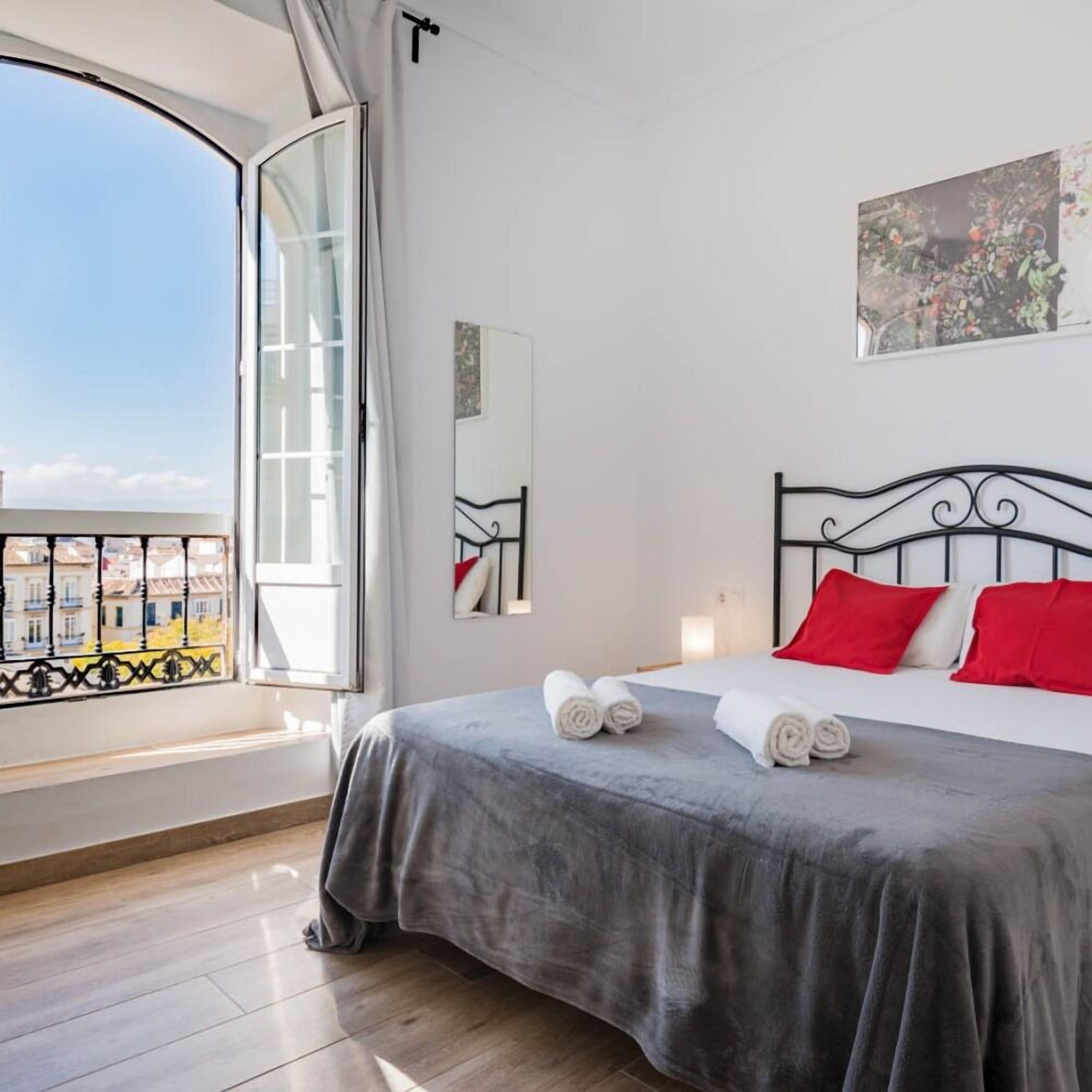 Apartamento, 2 quartos, Vista para a cidade | Com decoração personalizada, com mobília individualizada, secretária 