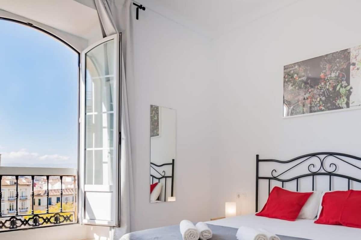 Apartamento, 2 quartos, Vista para a cidade | Com decoração personalizada, com mobília individualizada, secretária