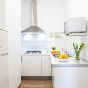 Apartamento, 2 quartos, não fumadores, Vista para a cidade | Cozinha privada | Uma cafeteira/bule, mesas de jantar 