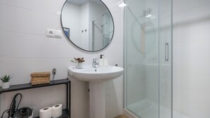 Apartamento, 3 quartos, frigorífico, Vista para a cidade | Casa de banho