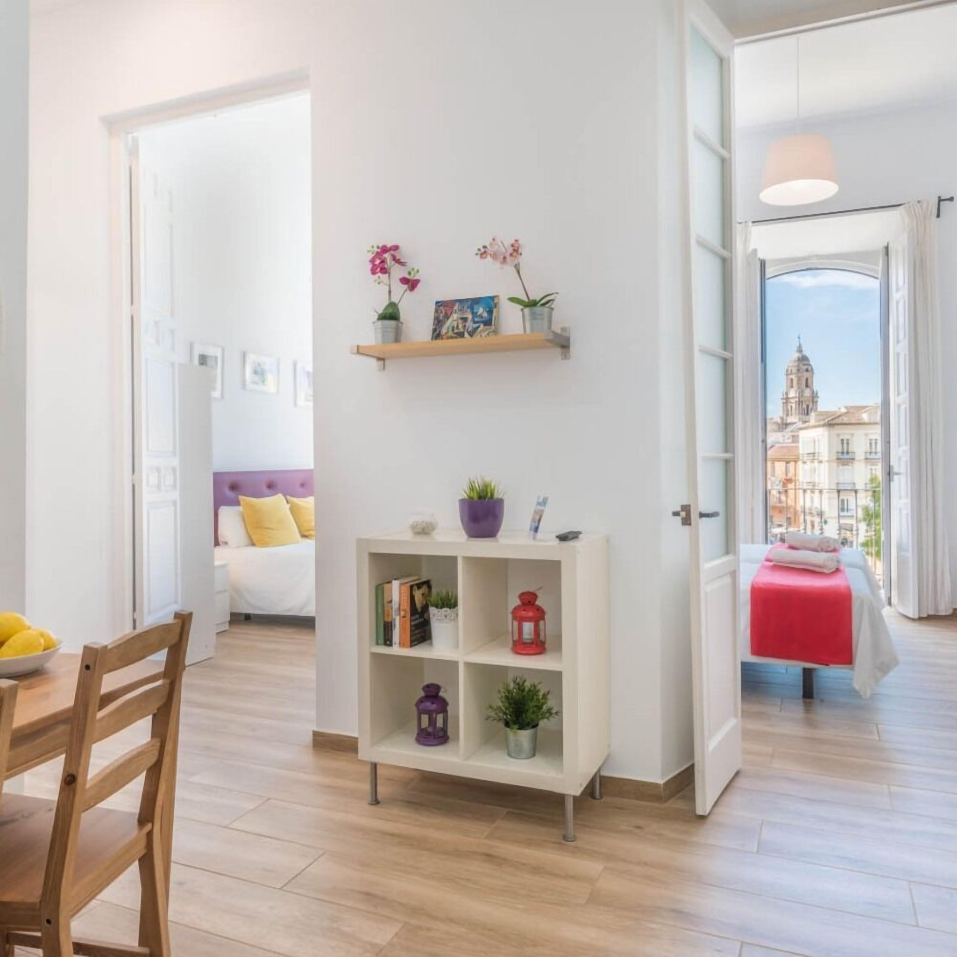 Apartamento, 3 quartos, não fumadores, Vista para a cidade | Com decoração personalizada, com mobília individualizada, secretária 