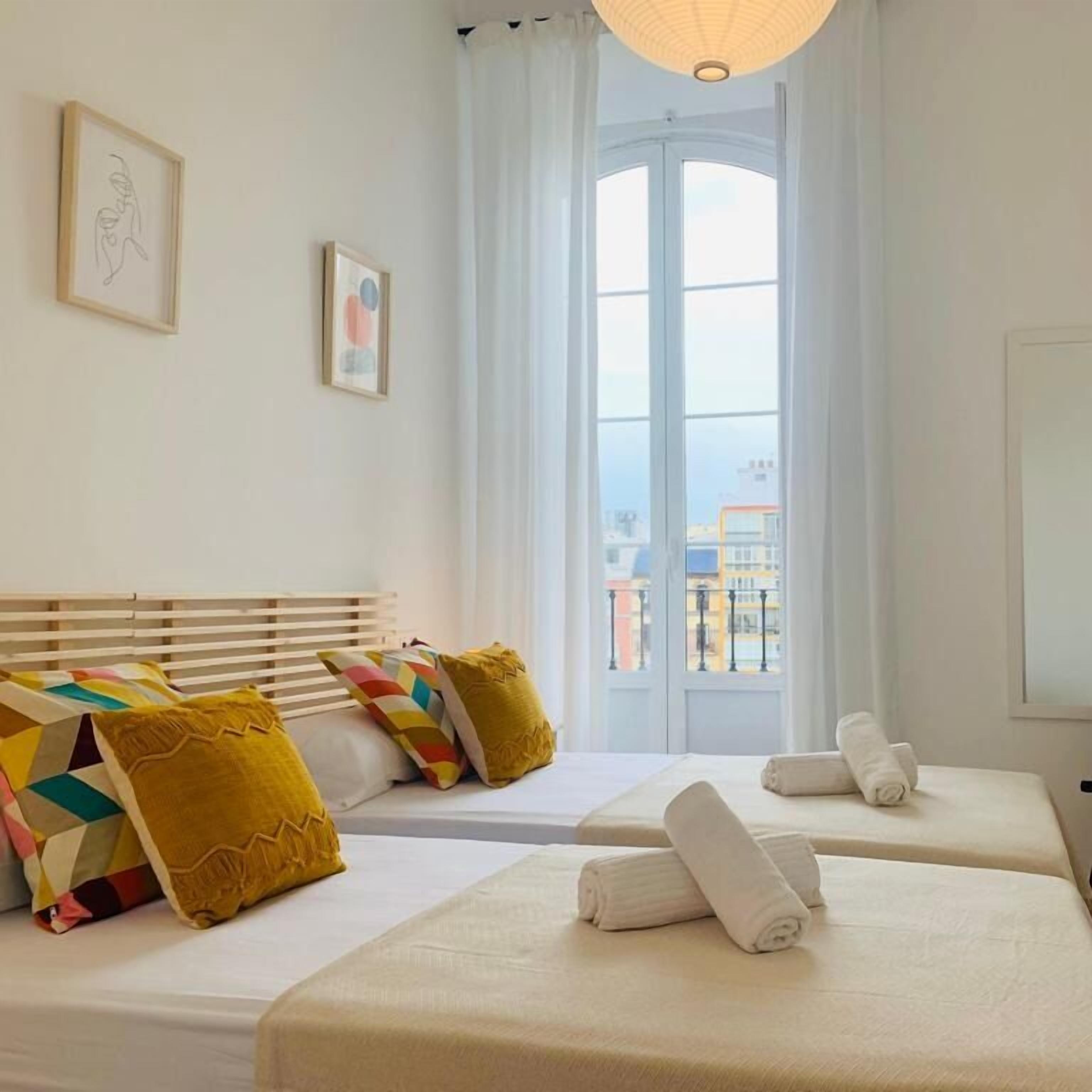 Apartamento, 3 quartos, cozinha, Vista para a cidade | Com decoração personalizada, com mobília individualizada, secretária 