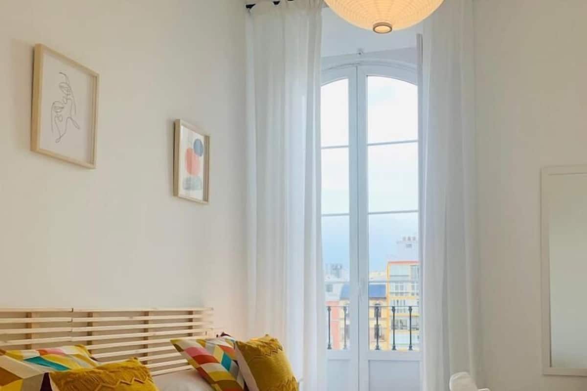 Apartamento, 3 quartos, cozinha, Vista para a cidade | Com decoração personalizada, com mobília individualizada, secretária