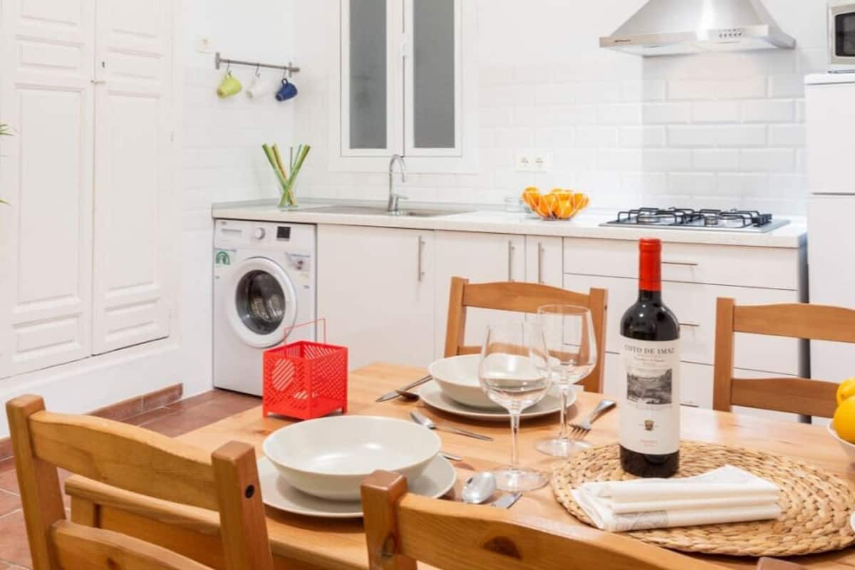 Apartamento, 2 quartos, não fumadores | Cozinha privada | Uma cafeteira/bule, mesas de jantar