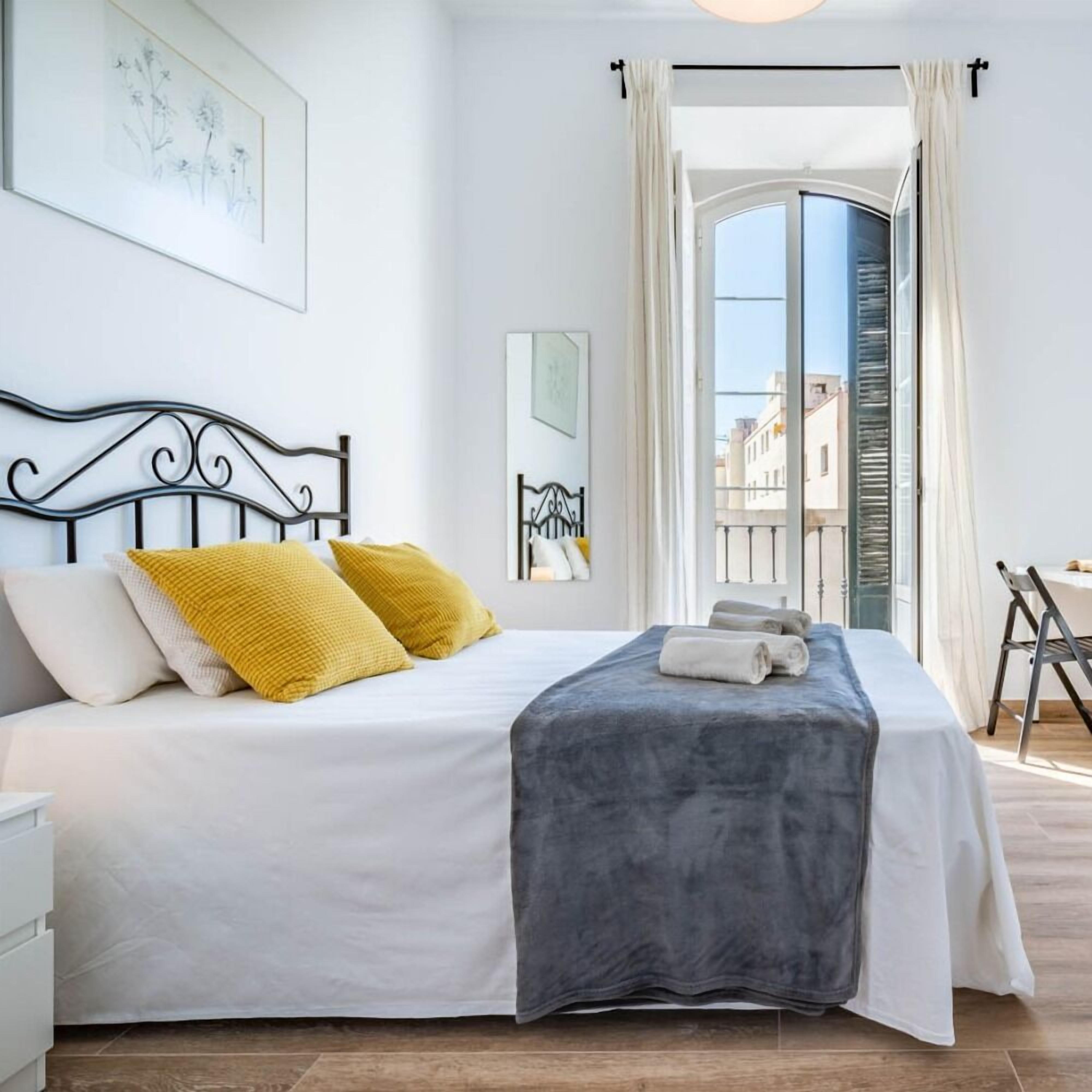 Apartamento, 2 quartos, cozinha, Vista para a cidade | Com decoração personalizada, com mobília individualizada, secretária 