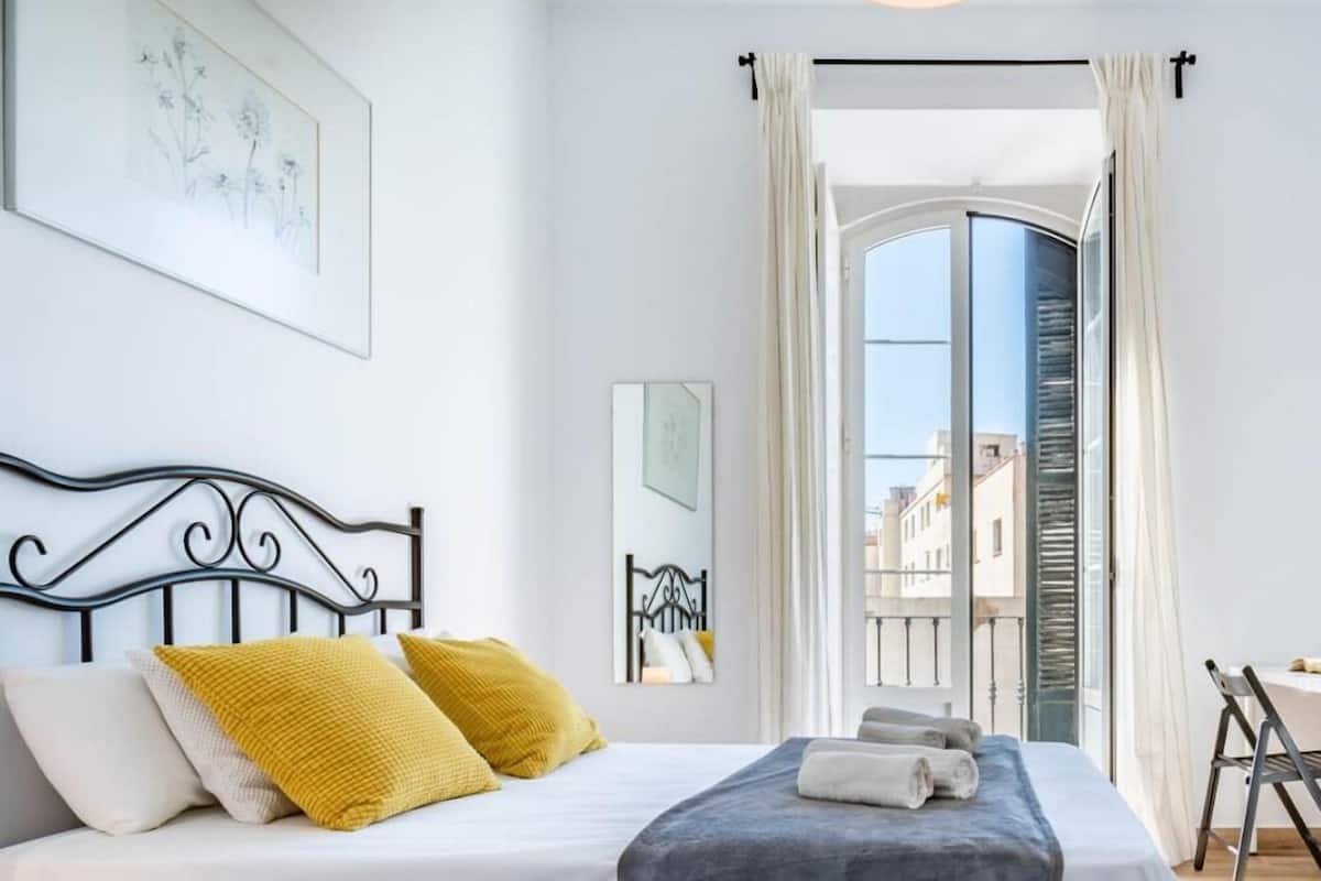 Apartamento, 2 quartos, cozinha, Vista para a cidade | Com decoração personalizada, com mobília individualizada, secretária