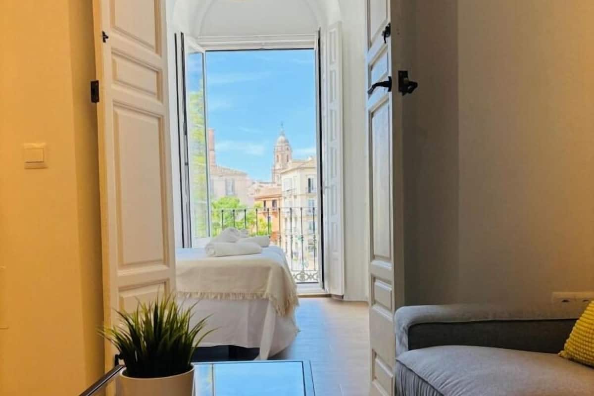 Apartamento, 3 quartos, frigorífico, Vista para a cidade | Com decoração personalizada, com mobília individualizada, secretária