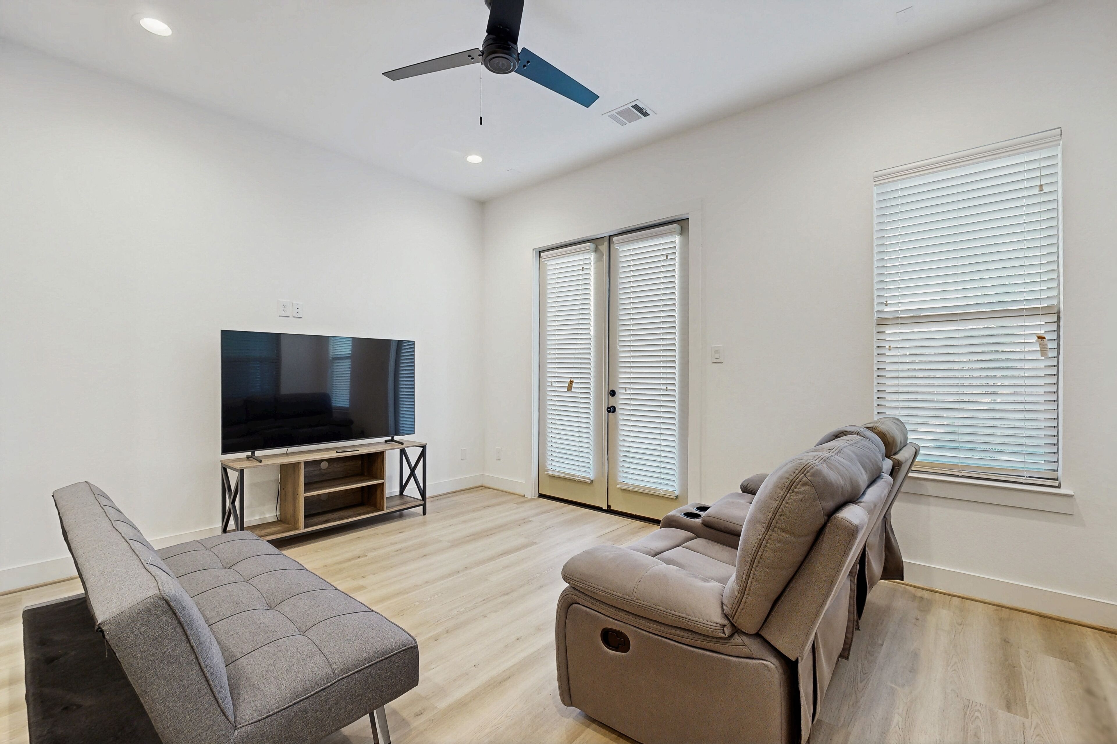 Two-story Modern Home With Full Kitchen, Patio, Yard, Wifi, Tvs & Office Space - Bellaire, TX